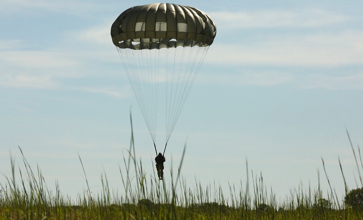 DVIDS - Images - 19th Special Forces Conducts Static Line Jumps at Camp ...