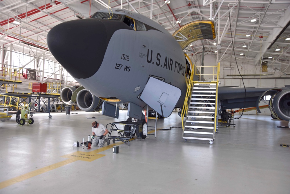 DVIDS - News - Crew Chiefs put finishing touches on KC-135