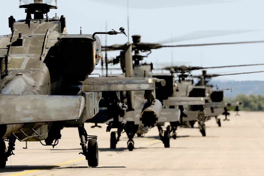 DVIDS - Images - 4th CAB Apaches arrive in Illesheim [Image 4 of 7]