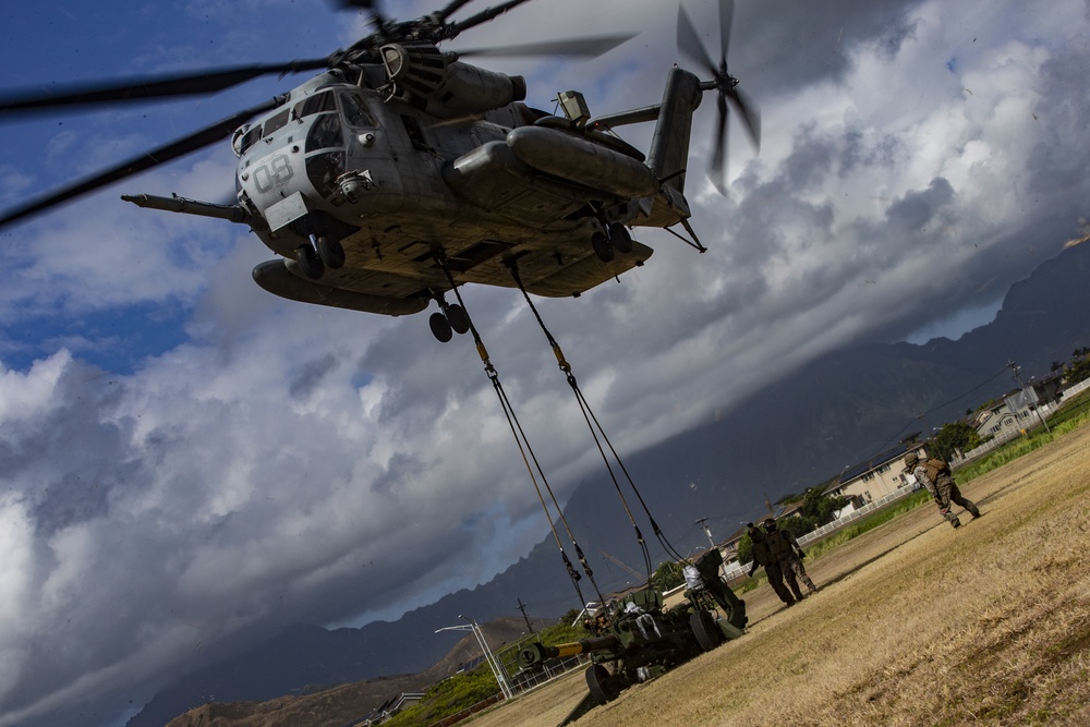 DVIDS - Images - CH-53 transports howitzer during RIMPAC amphib landing ...