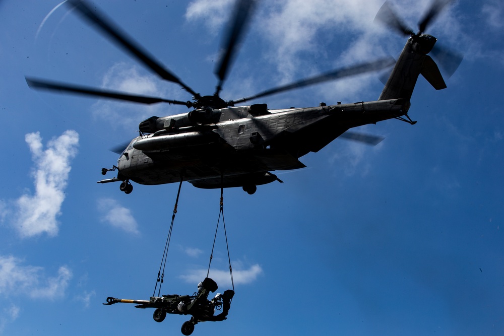 DVIDS - Images - CH-53 transports howitzer during RIMPAC amphib landing ...