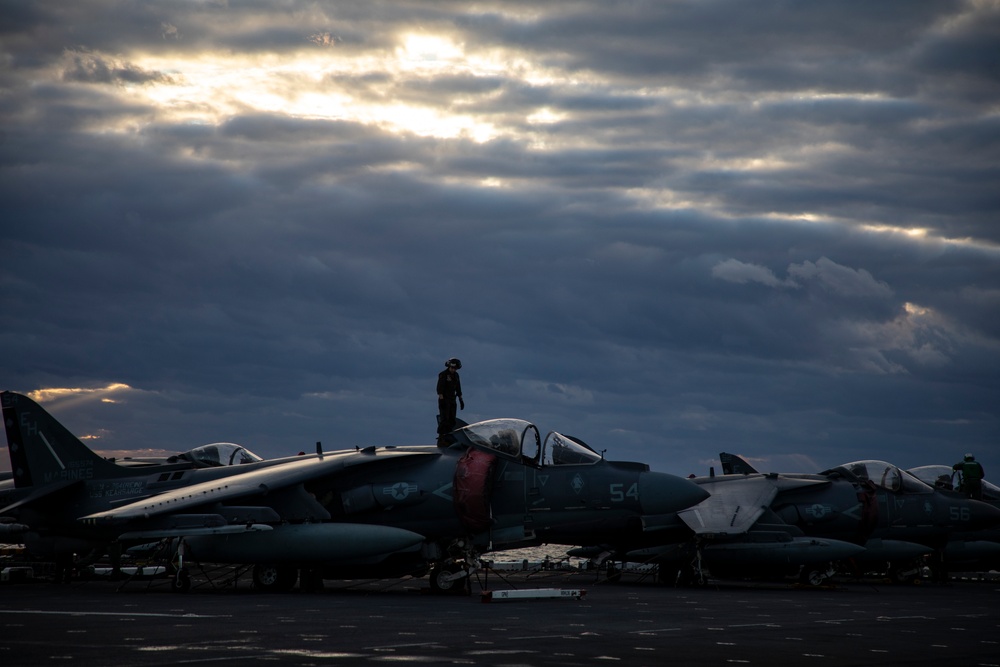 DVIDS - Images - 22nd MEU preflight checks [Image 1 of 2]