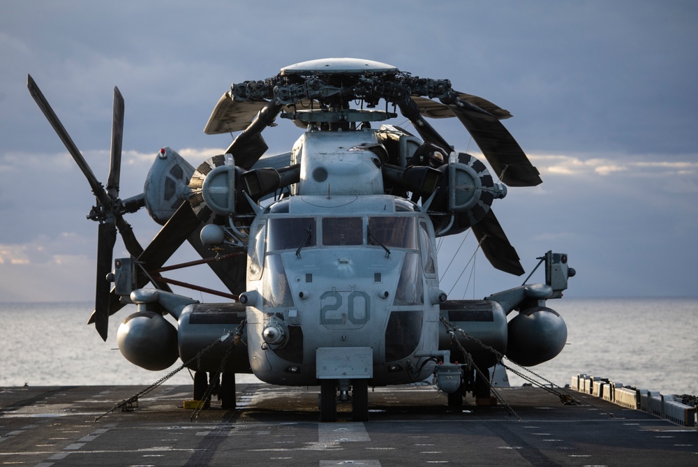 DVIDS - Images - 22nd MEU preflight checks [Image 2 of 2]