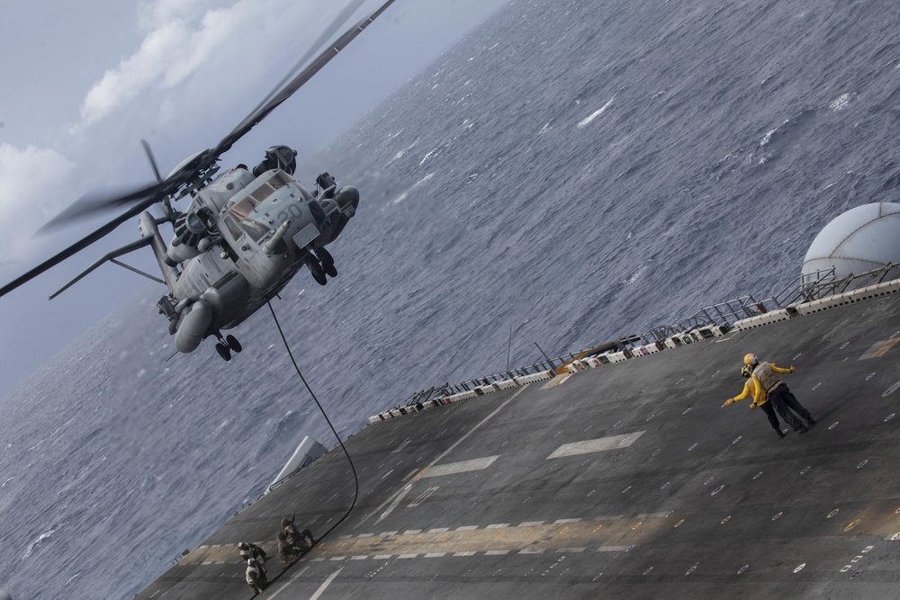DVIDS - Images - Marines fast-rope onto the USS Kearsarge [Image 3 of 9]
