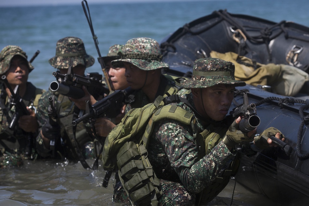 DVIDS - Images - Echo 2/5 Conducts Amphibious Raids [Image 1 of 6]