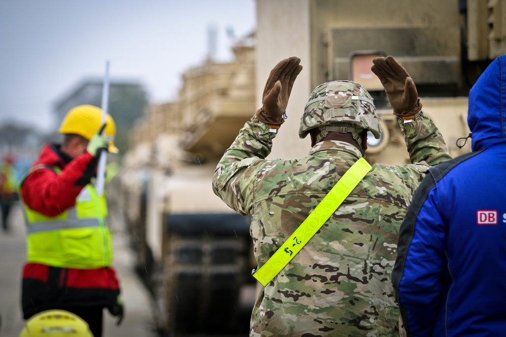 DVIDS - Images - 2-5 CAV Rail Load Operations in Romania [Image 3 of 5]