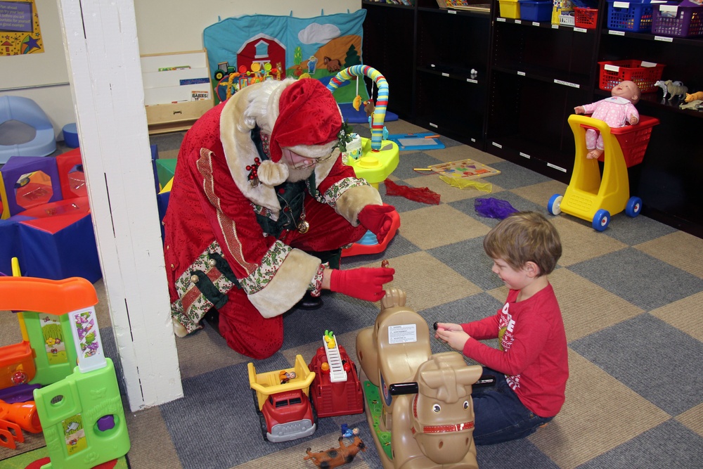 DVIDS - Images - December 2018 Connect the Tots playgroup [Image 7 of 27]