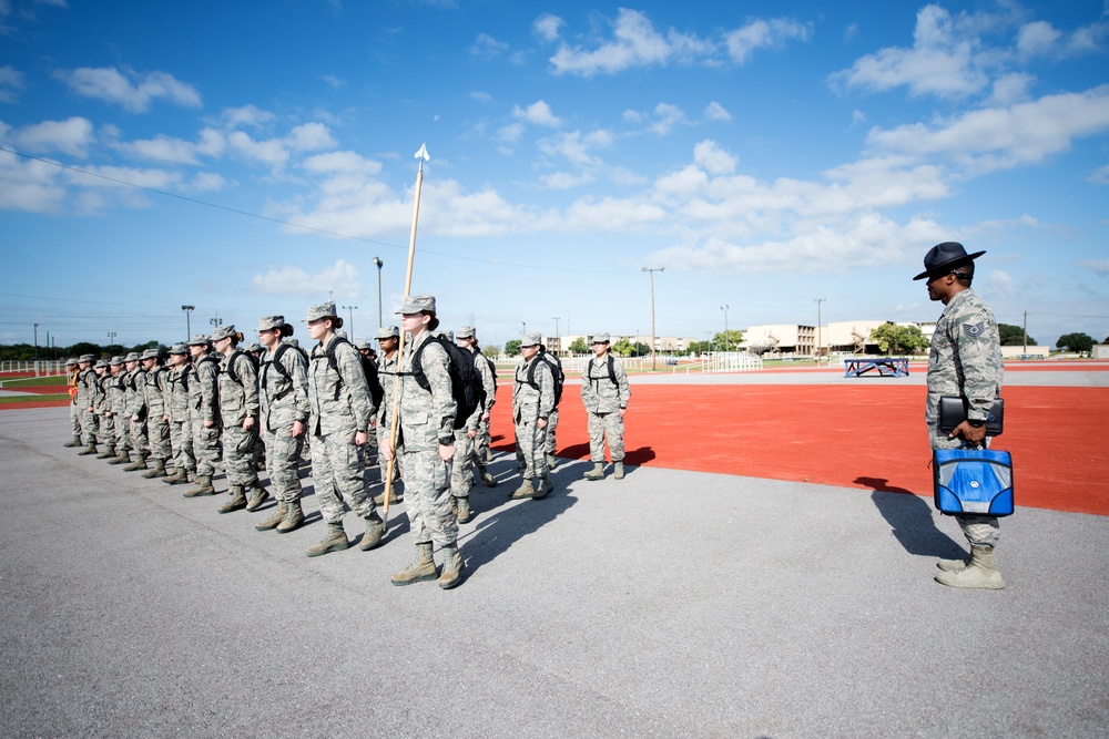 DVIDS - Images - Reserve MTIs Molding BMT Flights [Image 31 of 35]
