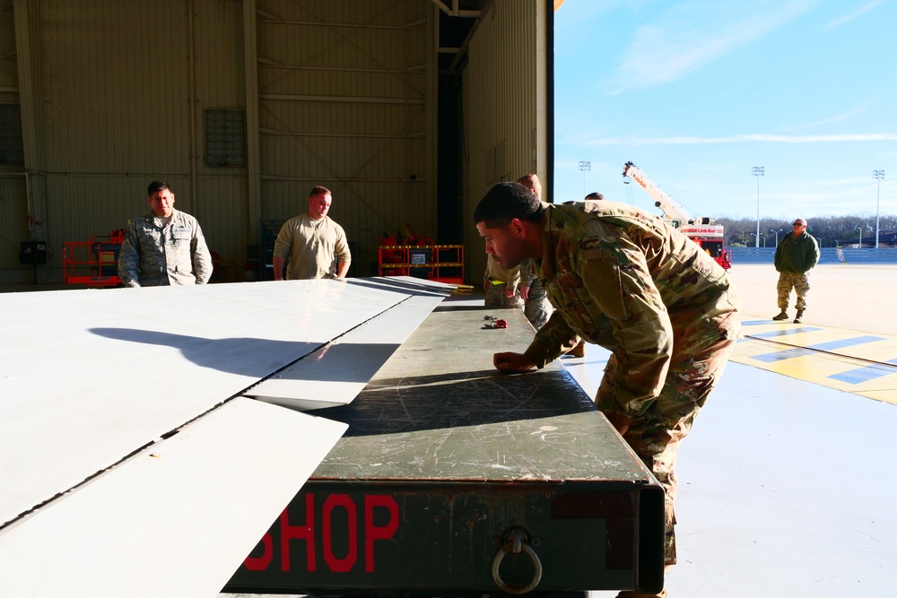DVIDS - Images - Team JSTARS conducts maintenance on a E-8C Joint STARS ...