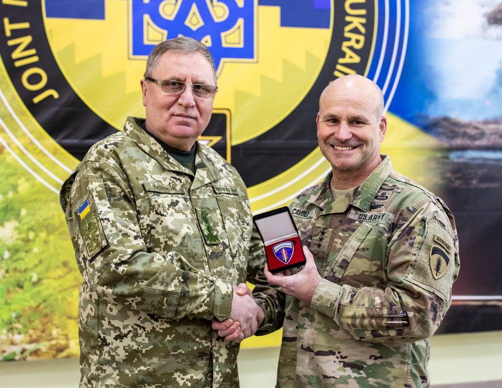 DVIDS - News - Lt. Gen. Cavoli visits Tennessee Troops deployed to Ukraine