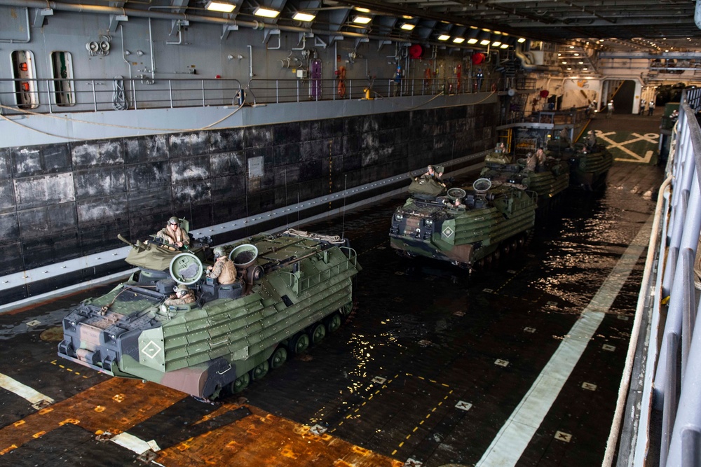 DVIDS - Images - USS Green Bay (LPD 20), 31st MEU conduct AAV Ops ...