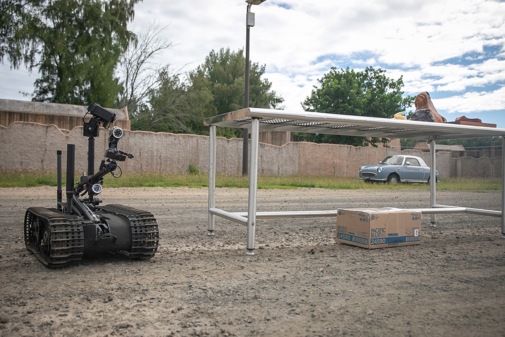 DVIDS - Images - EOD train at MCTAB [Image 5 of 7]
