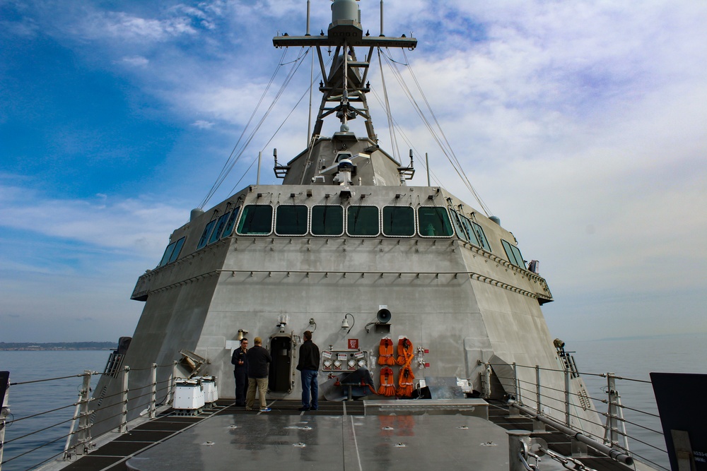 DVIDS - Images - Leaders to Sea program embarks USS Manchester [Image 4 ...