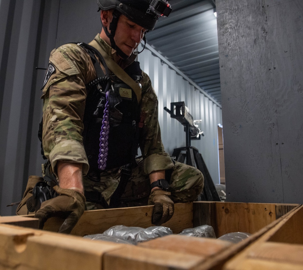 DVIDS - Images - USS Harpers Ferry Conducts VBSS Training [Image 6 of 8]