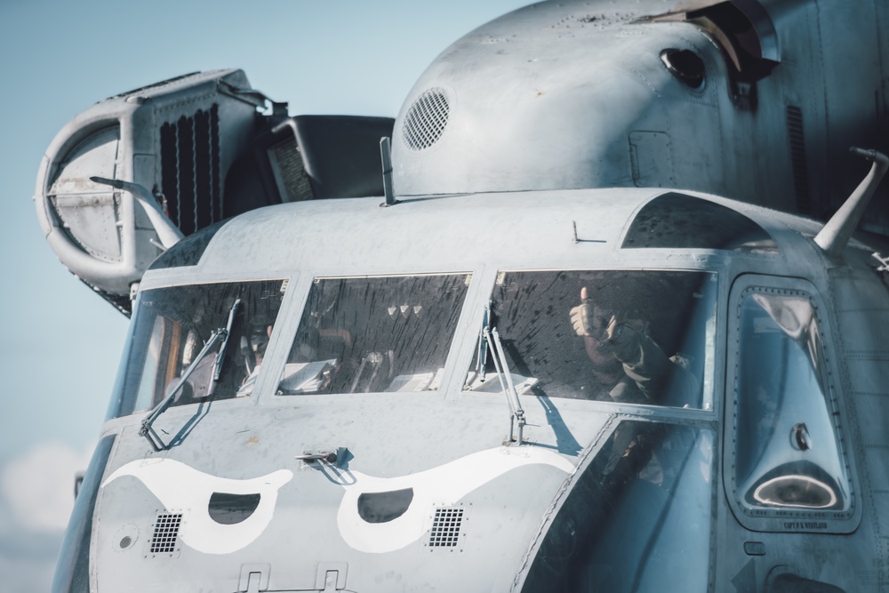 DVIDS - Images - 11th MEU CH-53 Flight Ops Aboard USS JPM [Image 9 of 14]