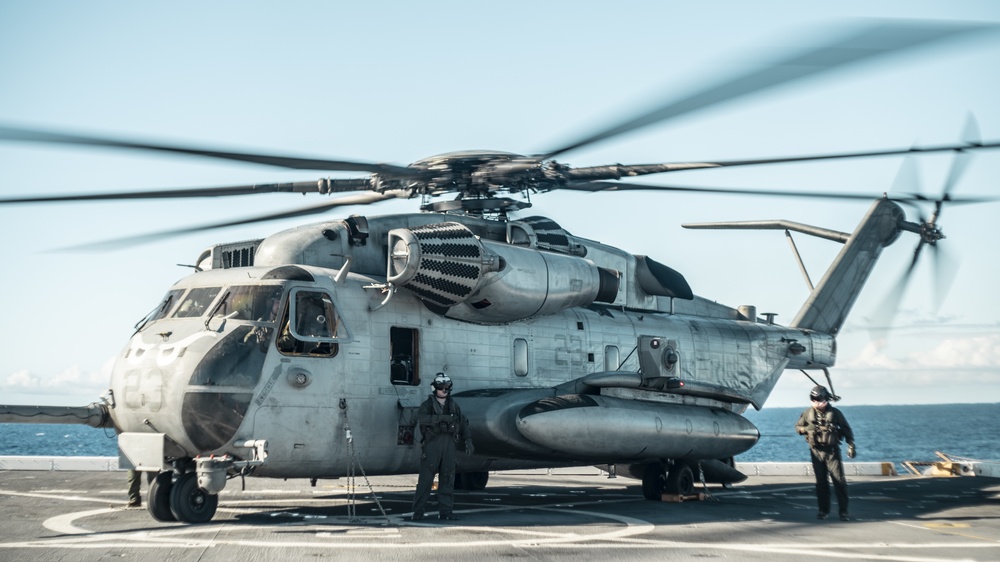 DVIDS - Images - 11th MEU CH-53 Flight Ops Aboard USS JPM [Image 13 of 14]