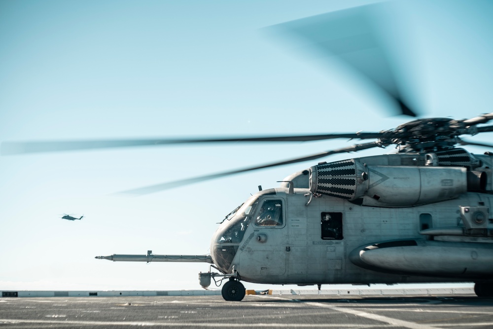 DVIDS - Images - 11th MEU CH-53 Flight Ops Aboard USS JPM [Image 14 of 14]