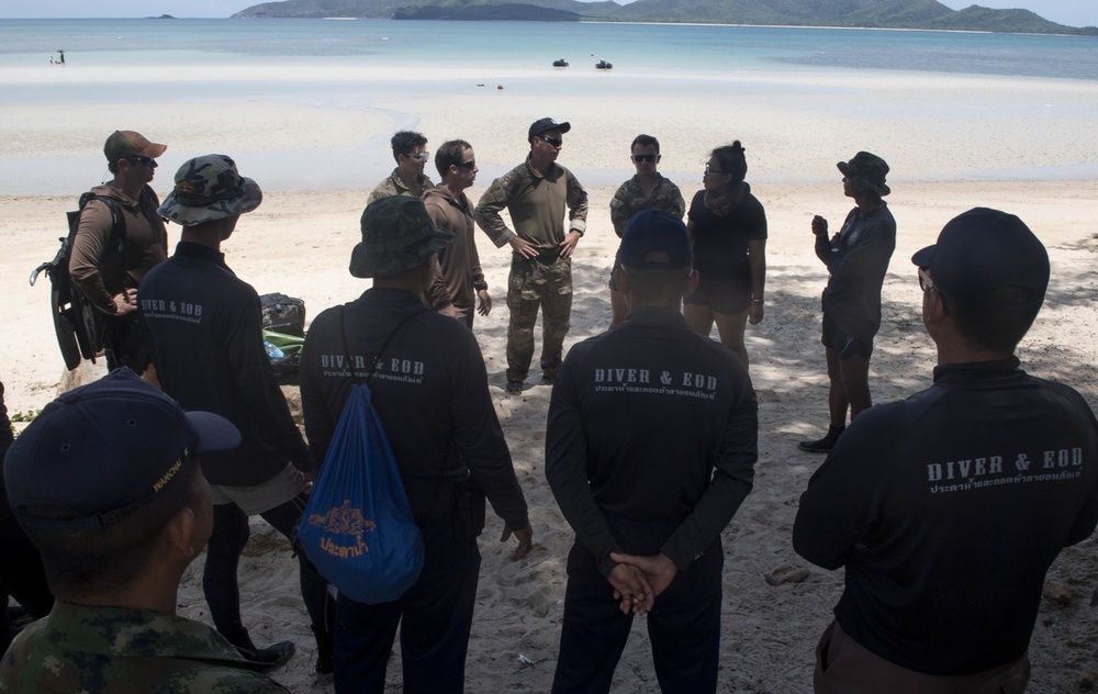 DVIDS - Images - EODMU-5, Royal Thai Navy conduct waterborne improvised ...