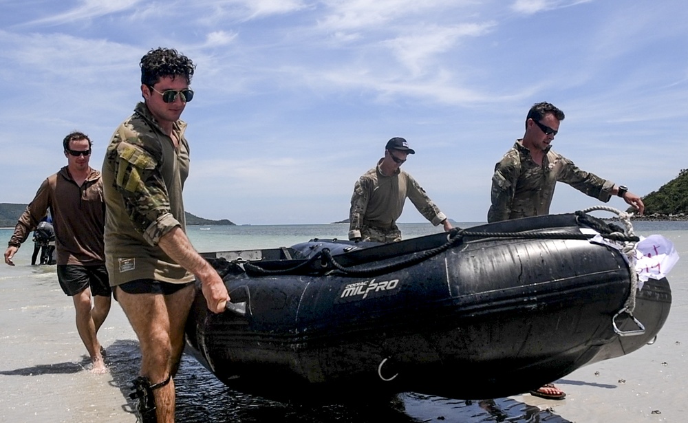 DVIDS - Images - EODMU-5, Royal Thai Navy conduct waterborne improvised ...