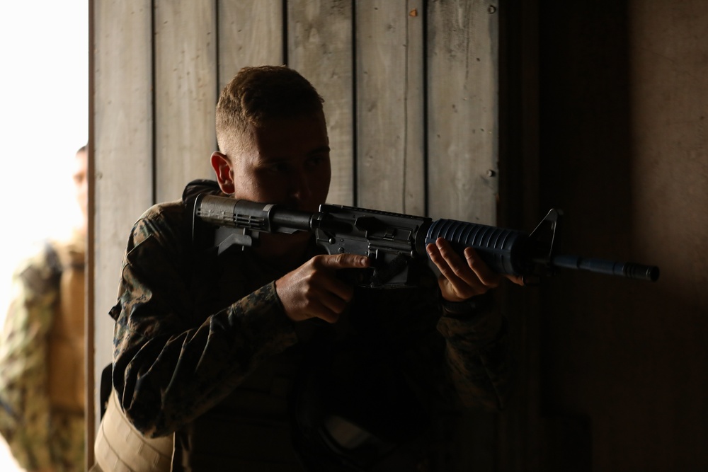 DVIDS - Images - 1st LAR, midshipmen train at IIT during CORTRAMID ...
