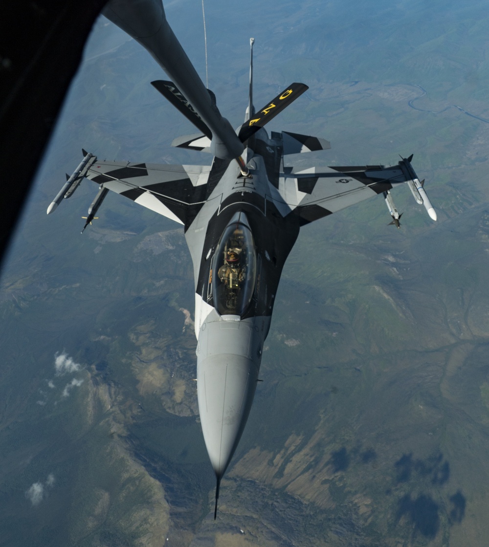 DVIDS - Images - Red Flag-Alaska 19-2 KC-135 Aerial Refuels 18th AGRS F-16s [Image 7 of 16]