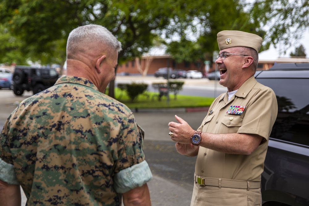 DVIDS - Images - BUMED's Vice Adm. Faison visits with I MEF CG [Image 1 ...