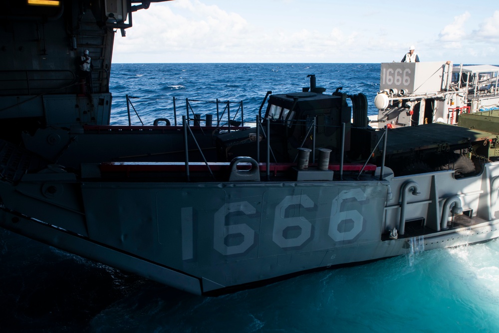 DVIDS - Images - USS Green Bay (LPD 20) Landing Craft, Utility 1666 ...