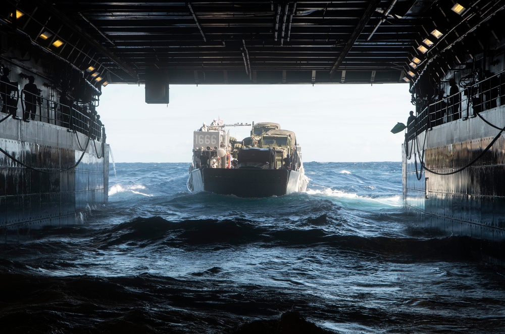 DVIDS - Images - USS Green Bay (LPD 20) Landing Craft Utility 1666 ...