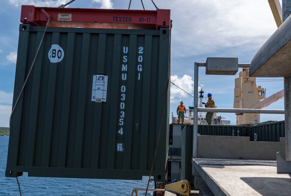 DVIDS - Images - NCHB 1 performs cargo lift [Image 7 of 8]