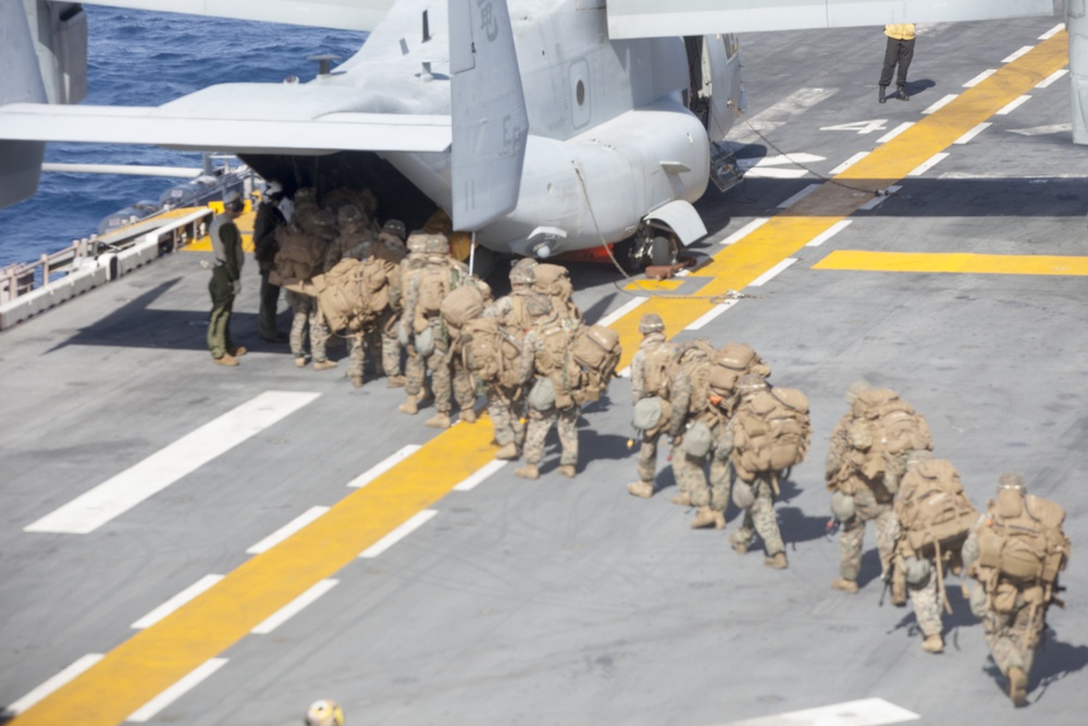 DVIDS - Images - 31st MEU Marines load up and take off during flight ...