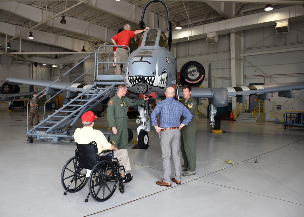 DVIDS - Images - WWII Veteran visits 442d Fighter Wing [Image 1 of 4]