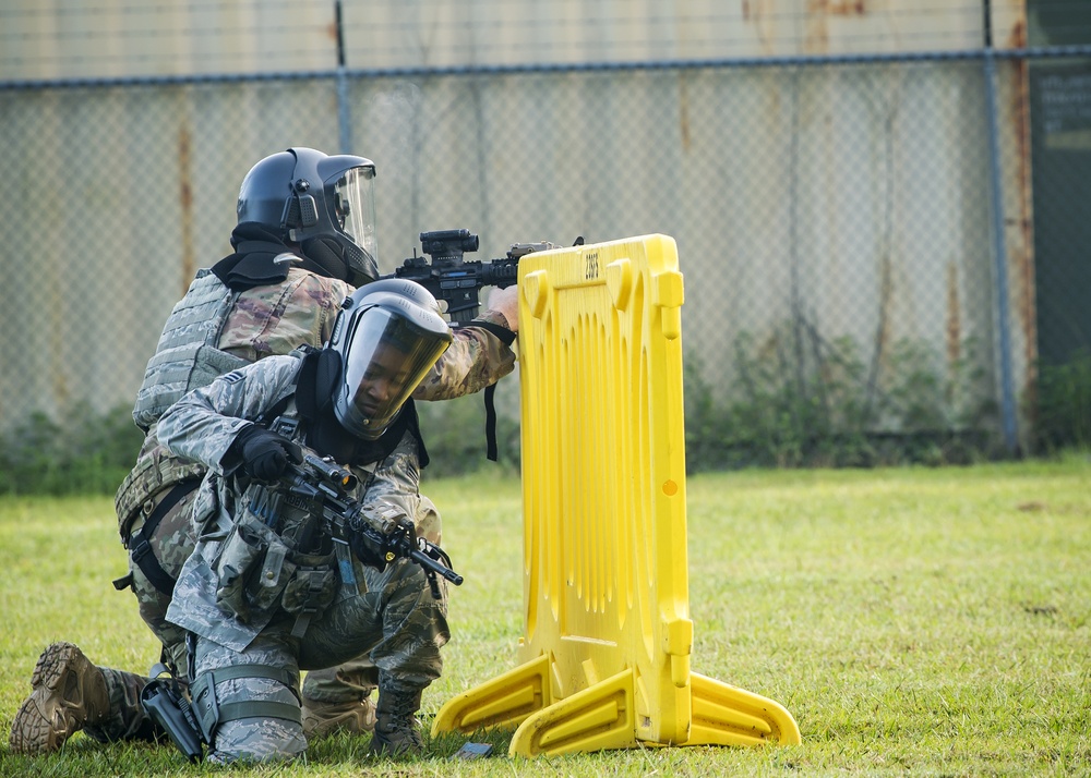 DVIDS - Images - SFS Airmen "Shoot, Move, Communicate" [Image 4 of 8]