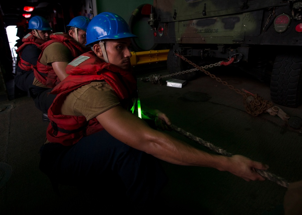 DVIDS - Images - CONREP Aboard USS Harpers Ferry [Image 4 of 5]