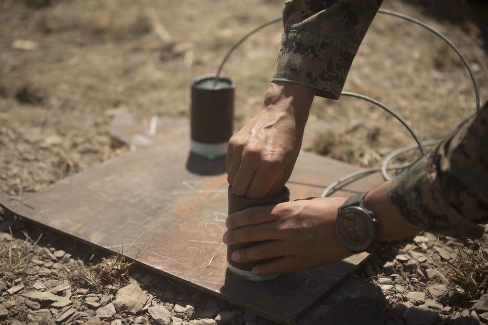 DVIDS - Images - MRF-D Marines hold EOD demolition range [Image 6 of 9]