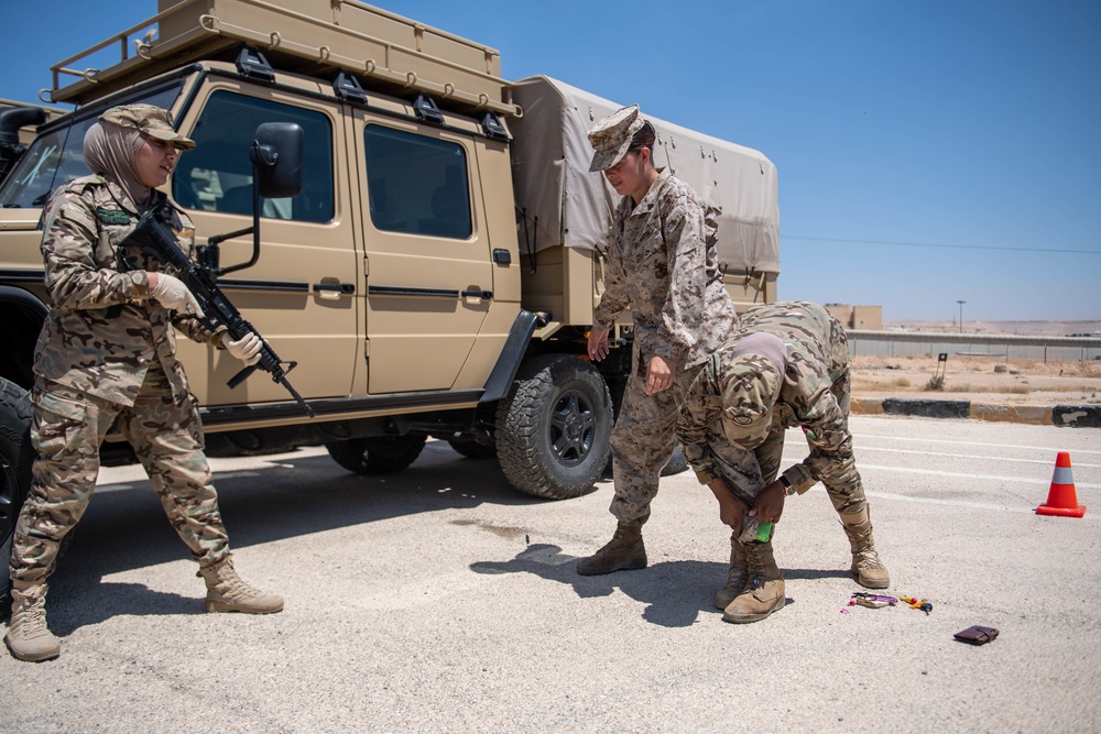 DVIDS - Images - 11TH MEU FET Conducts Training Engagement With Jordan ...