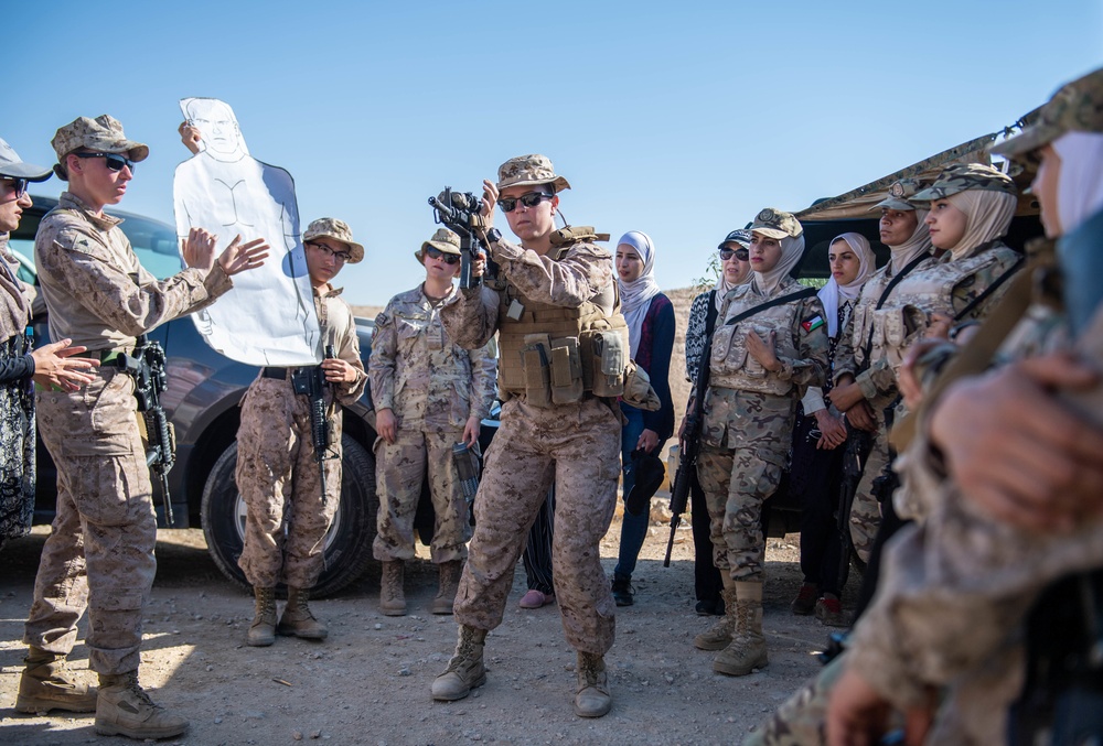 DVIDS - Images - 11TH MEU FET Conducts Live-Fire Exercise With ...