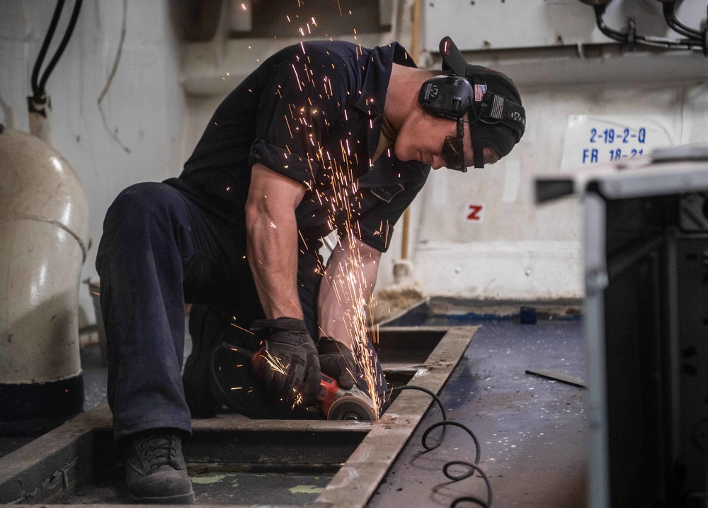 DVIDS - Images - USS Harpers Ferry Streams a Nixie Torpedo ...