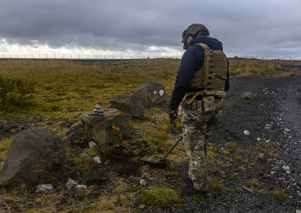 DVIDS - Images - EODMU 8 conducts land-based IED training during ...