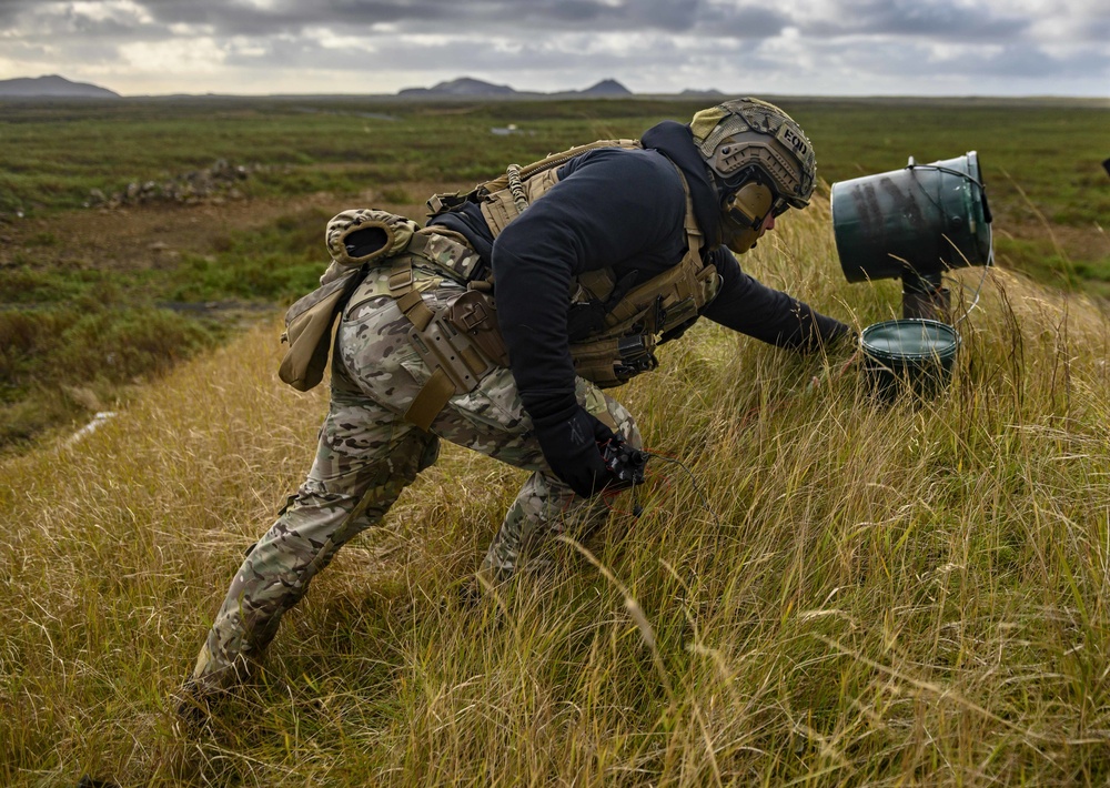DVIDS - Images - EODMU 8 conducts land-based IED training during ...
