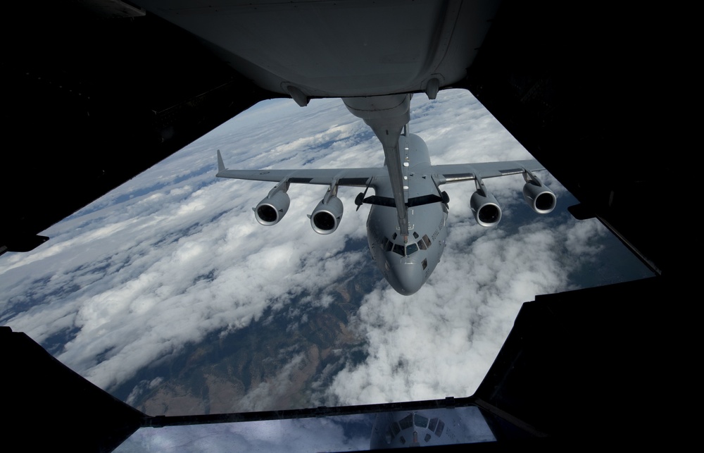 DVIDS - Images - 9th ARS refuels Australian C-17 [Image 2 of 4]