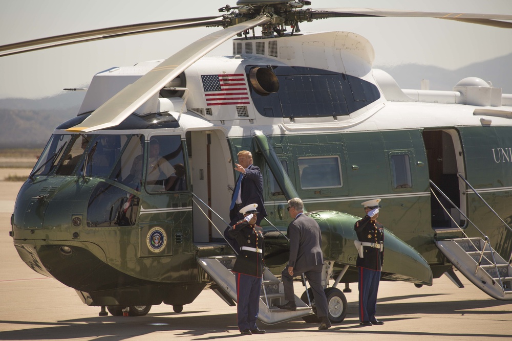 DVIDS - Images - POTUS lands at MCAS Miramar [Image 4 of 7]