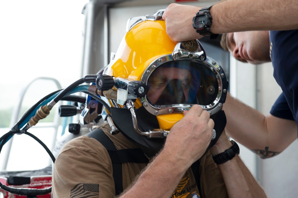 DVIDS - Images - Frank Cable diving operations [Image 4 of 6]