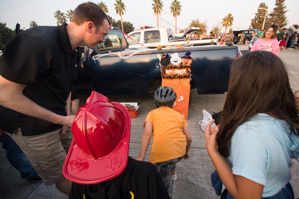 DVIDS - Images - Team Titan hosts Trunk or Treat [Image 7 of 17]