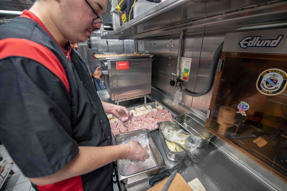 DVIDS - Images - USS McCampbell Sailors prepare meals [Image 6 of 6]