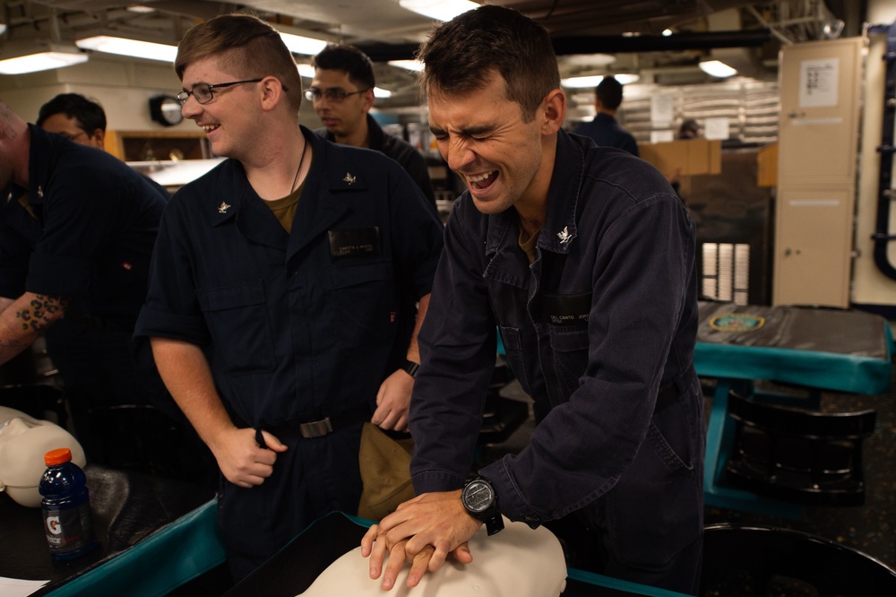 DVIDS - Images - CPR Training aboard USS Farragut [Image 1 of 2]