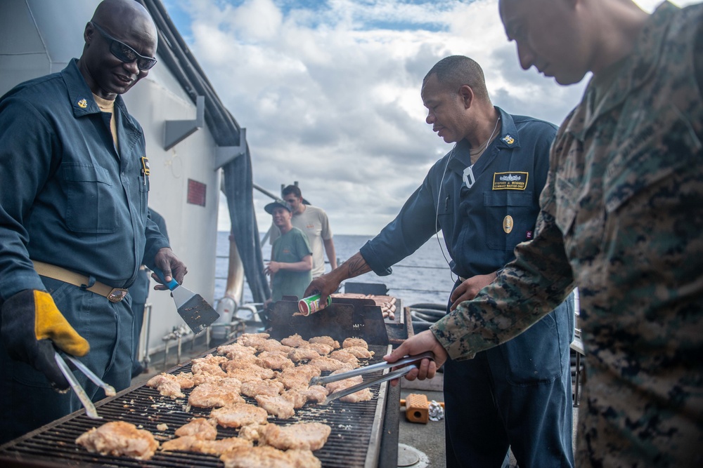 DVIDS - Images - USS Harpers Ferry Hosts Steel Beach Picnic [Image 1 of 5]