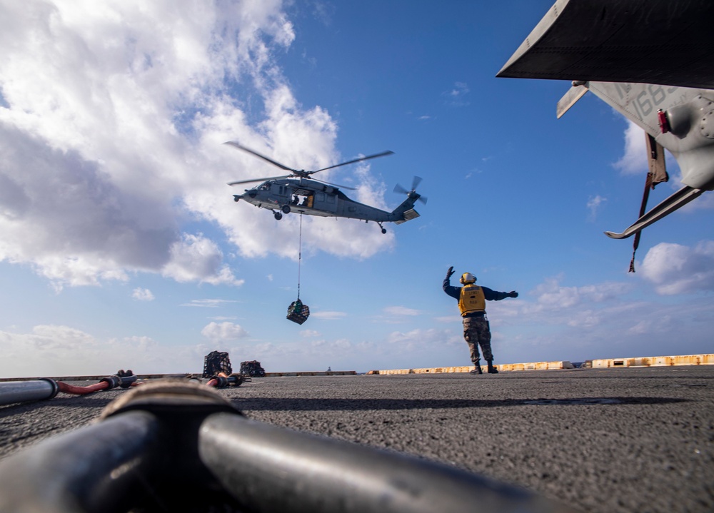 DVIDS - Images - sailor directs MH-60S [Image 6 of 9]