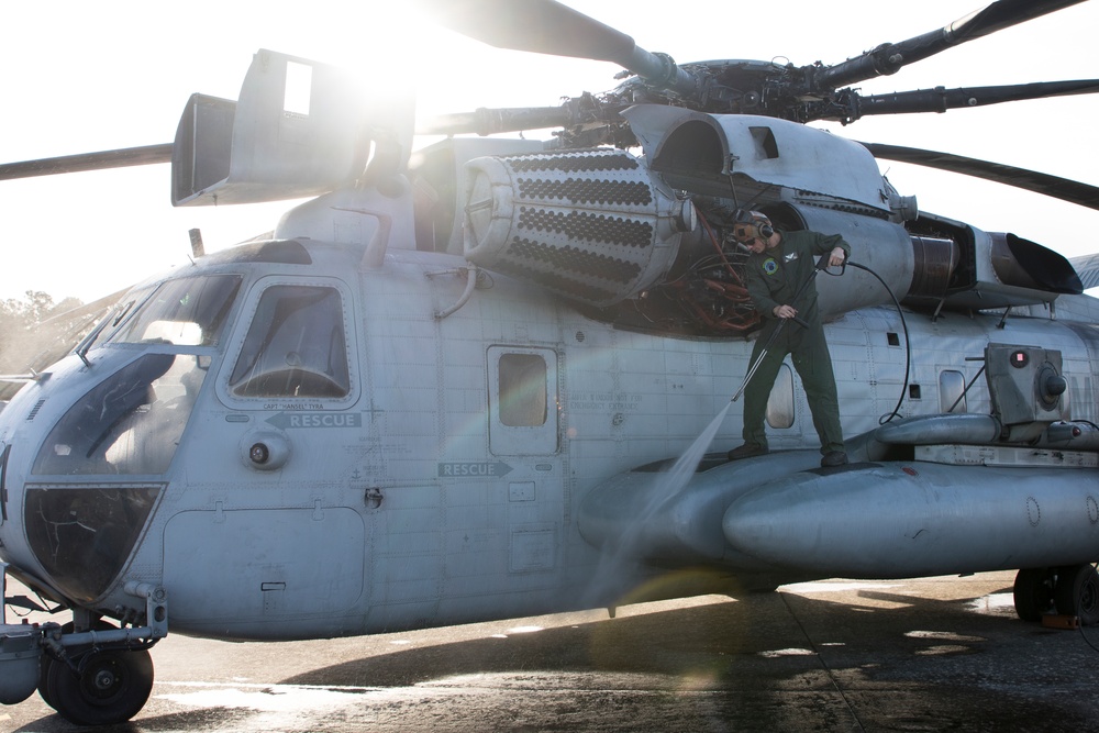 DVIDS - Images - HMH-464 performs maintenance on CH-53E Super Stallions [Image 5 of 5]