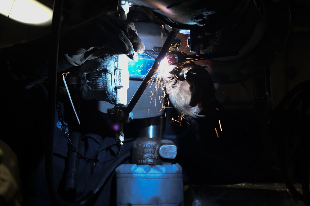 DVIDS - Images - USS Green Bay (LPD 20) Piping Repair [Image 4 of 5]