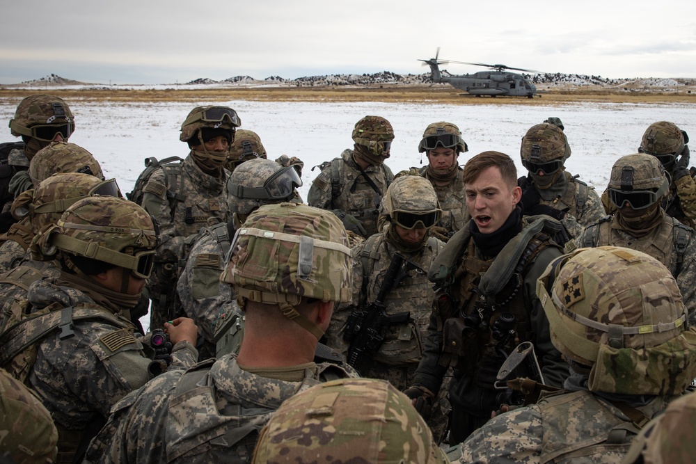 DVIDS - Images - HMH-366 and 2-77 Field Artillery Regiment conduct ...